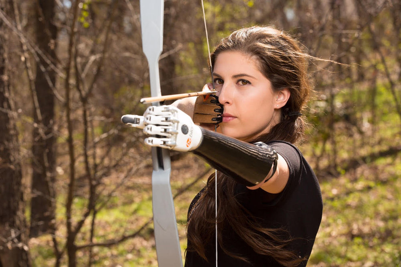 『ハンガーゲーム』に出演したサイボーグとして生きる女優エンジェル・ジェフリア | FUZE