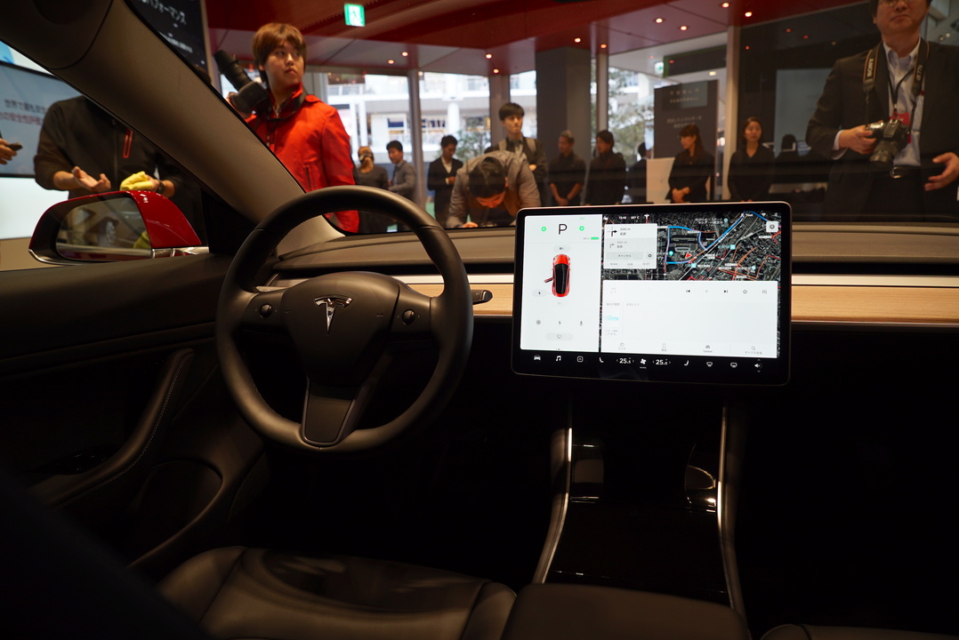 日本にも！ iPhoneにもAndroidにもフトコロにも優しいTesla Model 3 | ギズモード・ジャパン