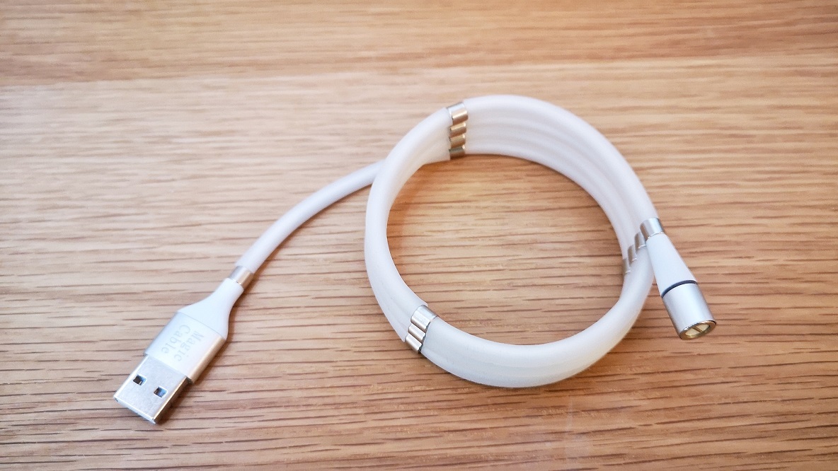 3秒で束ねられる「Magic Cable」で充電ストレスから解放！ ケーブルが絡まないって快適すぎる… | ROOMIE（ルーミー）