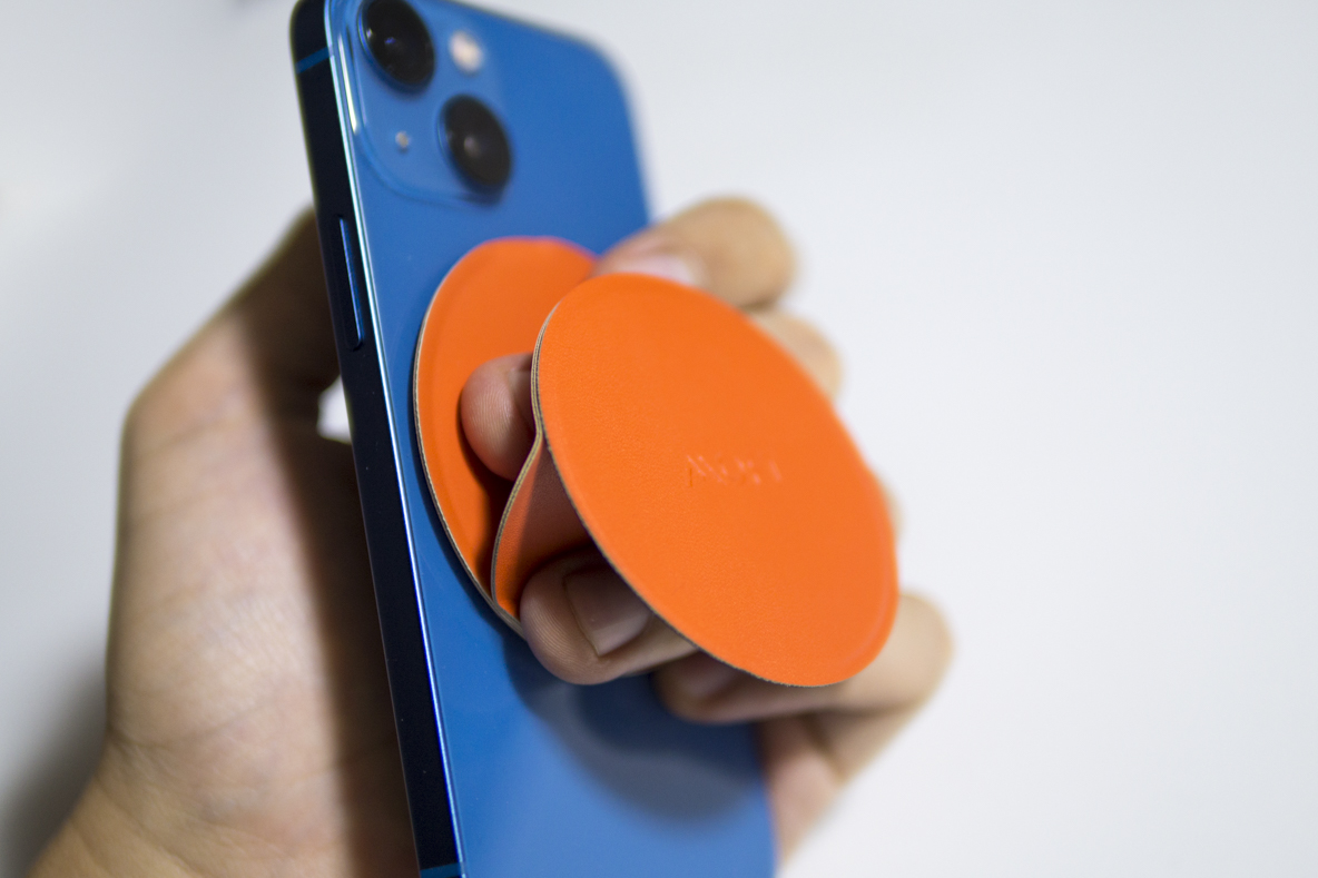 マグネットでピタッとくっつくスマホグリップ「MOFT O Snap」を使い始めたらビデオ通話や動画撮影も快適になっちゃった | ROOMIE（ルーミー）