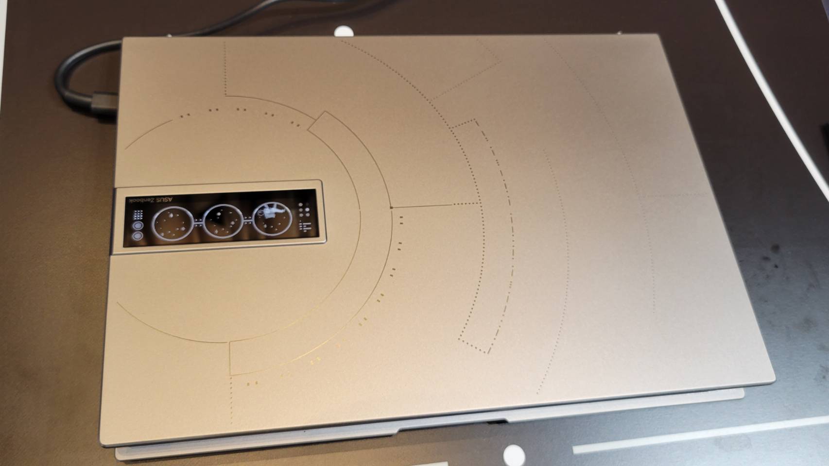 ASUS「Zenbookシリーズ」に新モデルが5つも登場！ キーボードがせり上がるとかめちゃくちゃ使いやすそう～ | ROOMIE（ルーミー）