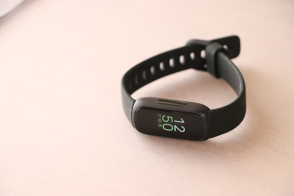 Fitbit最新アイテム「Inspire3」の進化が凄かった！ 前モデルを2年以上使っていたから分かるさまざま違いとは | ROOMIE（ルーミー）