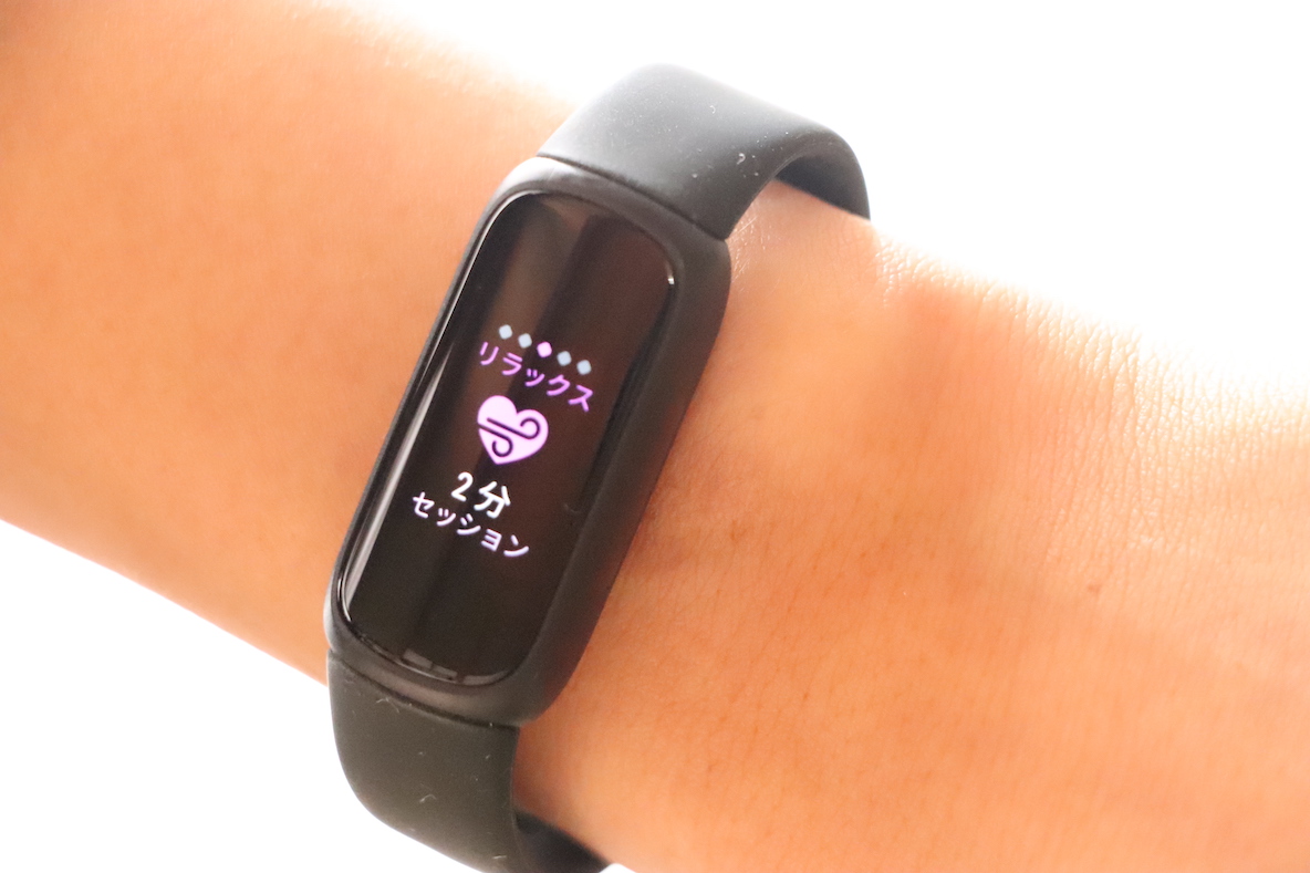 Fitbit最新アイテム「Inspire3」の進化が凄かった！ 前モデルを2年以上使っていたから分かるさまざま違いとは | ROOMIE（ルーミー）