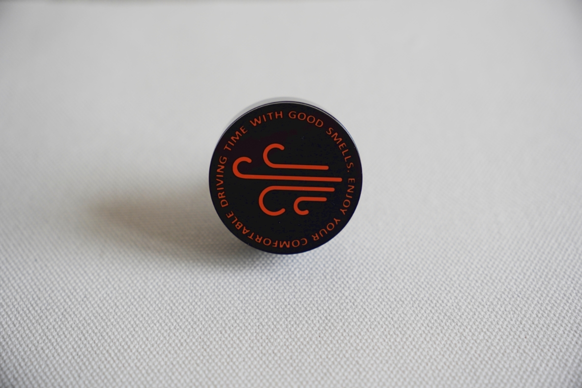 DULTONのカーフレグランスは強い香りが苦手な人におすすめ！ 9種類のデザインと香りから選べて、リフィルの取り付けも簡単 | ROOMIE（ルーミー）