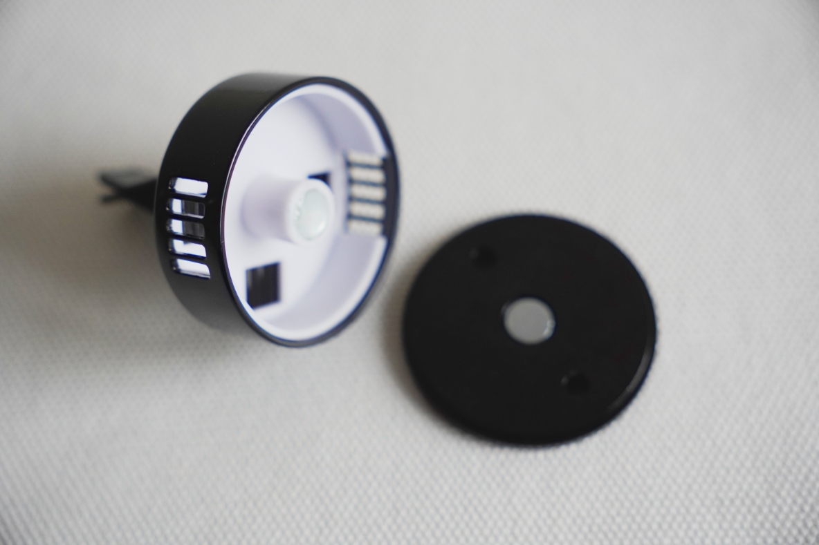 DULTONのカーフレグランスは強い香りが苦手な人におすすめ！ 9種類のデザインと香りから選べて、リフィルの取り付けも簡単 | ROOMIE（ルーミー）