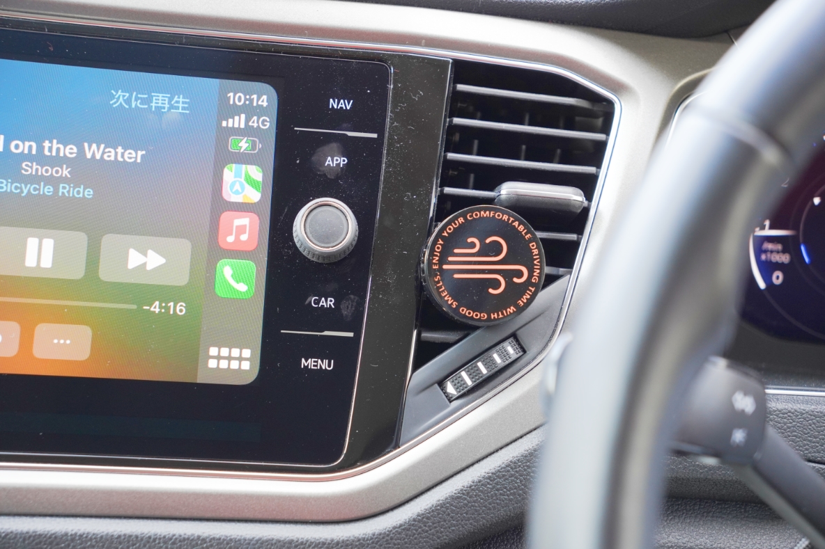 DULTONのカーフレグランスは強い香りが苦手な人におすすめ！ 9種類のデザインと香りから選べて、リフィルの取り付けも簡単 | ROOMIE（ルーミー）