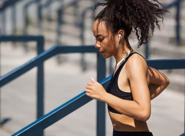 AirPodsの充電切れ・落下を防ぐギア「UIXOO Hi16」降臨！ | ROOMIE（ルーミー）