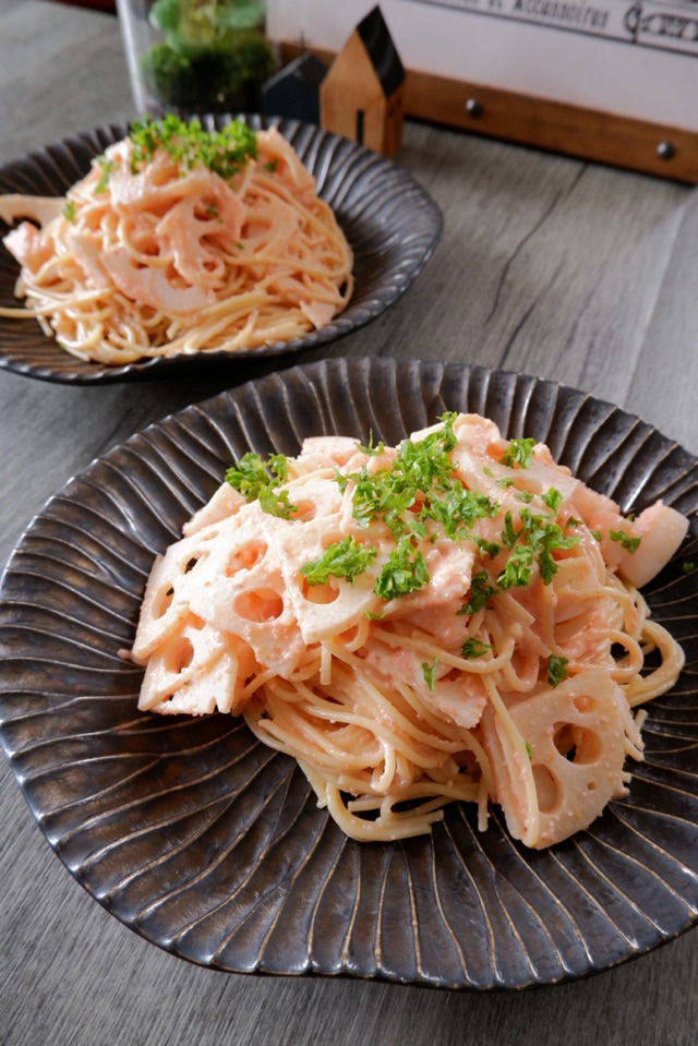 組み合わせが天才じゃない？ 15分でできる、イカとレンコンの明太クリームパスタ｜みんなのレシピ | ROOMIE（ルーミー）